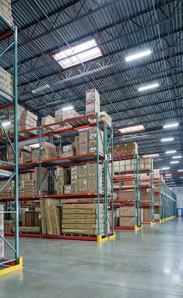 El almacén con pasillos estrechos de Rana Furniture - Mecalux.com.mx