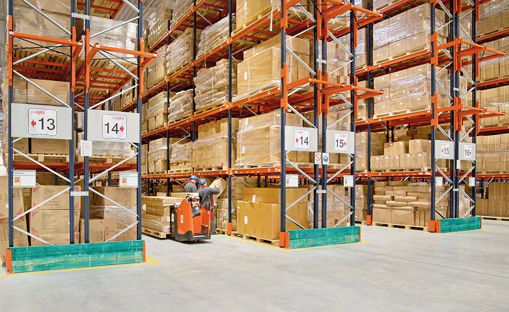 El almacén de la tienda de muebles Agata en Polonia - Mecalux.com.mx