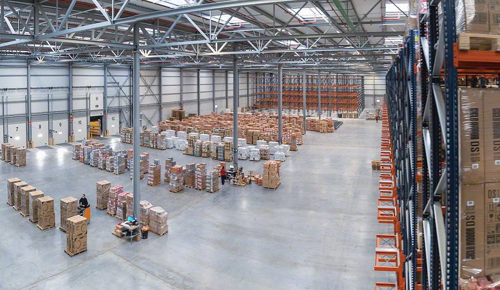 Equipamiento para andenes de carga de camiones - Mecalux.com.mx