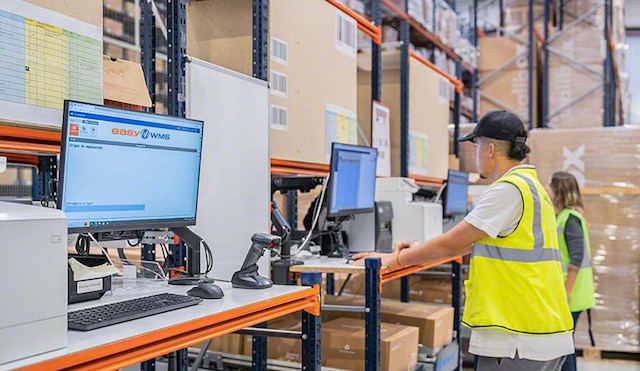 Ejemplos de WMS y su uso en las empresas - Mecalux.com.mx